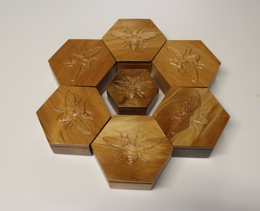 Bee Box honeycomb shaped - Swiss Wood Technician