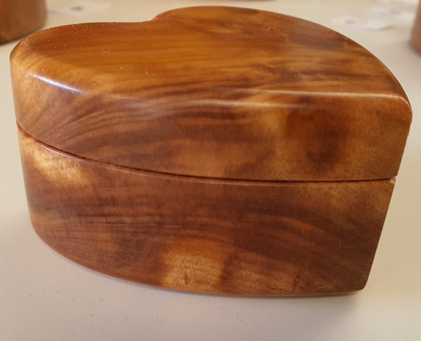 HEART TRINKET BOX SWAMP KAURI - Swiss Wood Technician