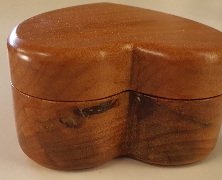HEART TRINKET BOX SWAMP KAURI - Swiss Wood Technician