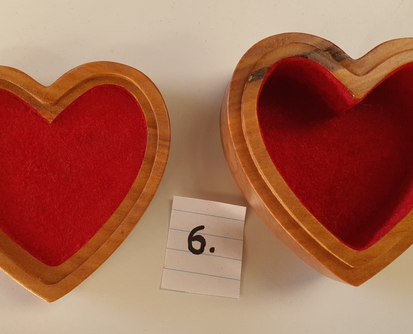 HEART TRINKET BOX SWAMP KAURI - Swiss Wood Technician